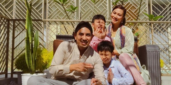 10 Tahun Menikah, Ini 5 Potret Keluarga Rio Febrian dan Sabria Kono yang Harmonis | merdeka.com