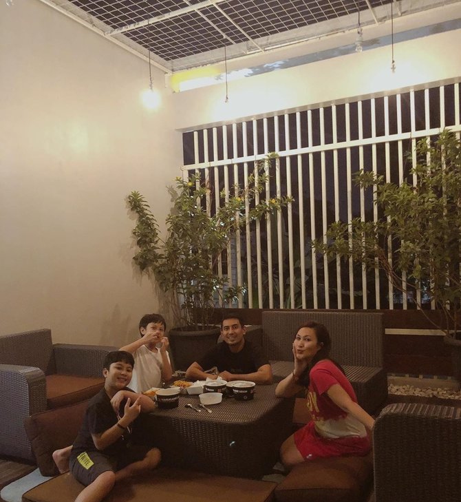 10 Tahun Menikah, Ini 5 Potret Keluarga Rio Febrian dan Sabria Kono yang Harmonis | merdeka.com