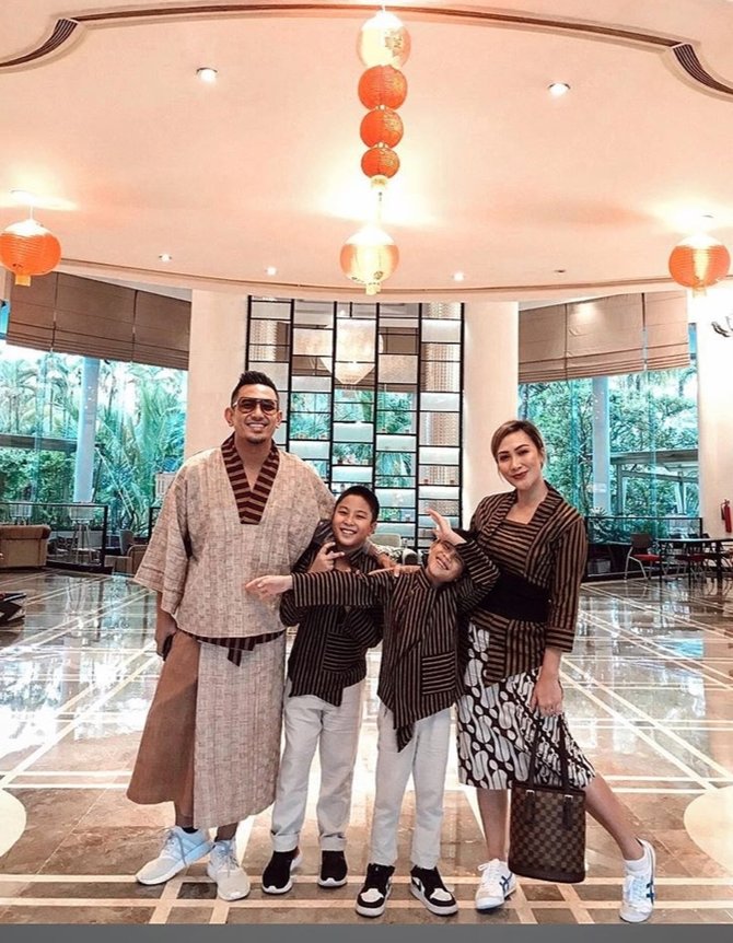 10 Tahun Menikah, Ini 5 Potret Keluarga Rio Febrian dan Sabria Kono yang Harmonis | merdeka.com