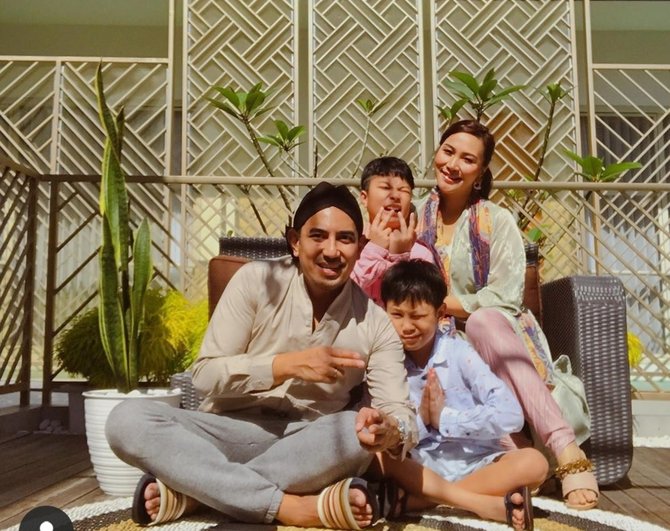 10 Tahun Menikah, Ini 5 Potret Keluarga Rio Febrian dan Sabria Kono yang Harmonis | merdeka.com