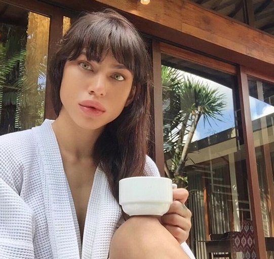 Mengenal Si Cantik Monica Sinatra, Angelina Jolie Indonesia Bertubuh ...