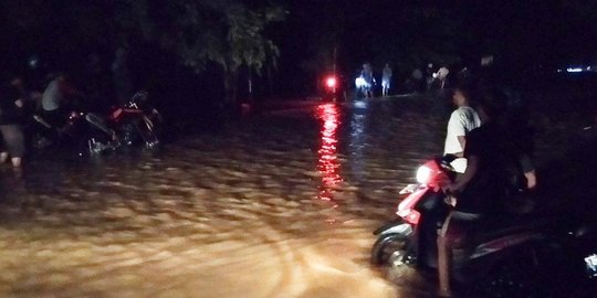 Ratusan Kendaraan Terjebak Banjir di Sorong | merdeka.com Ratusan Kendaraan Terjebak Banjir di Sorong | merdeka.com