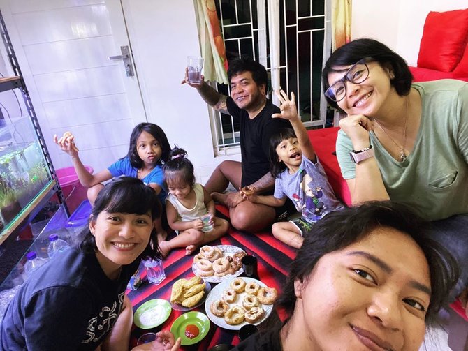 Selalu Kompak, Ini 6 Potret Kebersamaan Erix Soekamti dengan Kedua ...