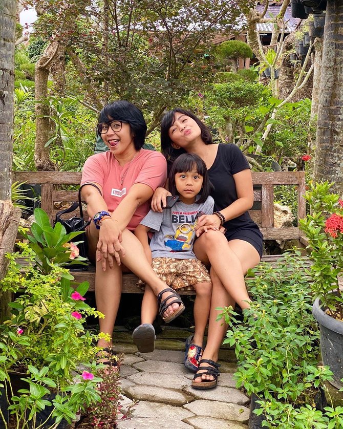 Selalu Kompak, Ini 6 Potret Kebersamaan Erix Soekamti dengan Kedua ...