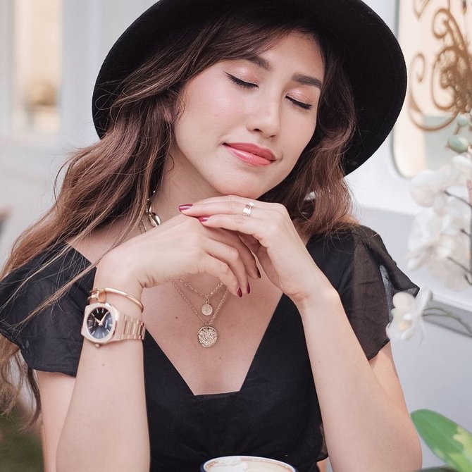 Jarang Tersorot, Intip 6 Potret Terbaru Louise Anastasya yang Memesona ...