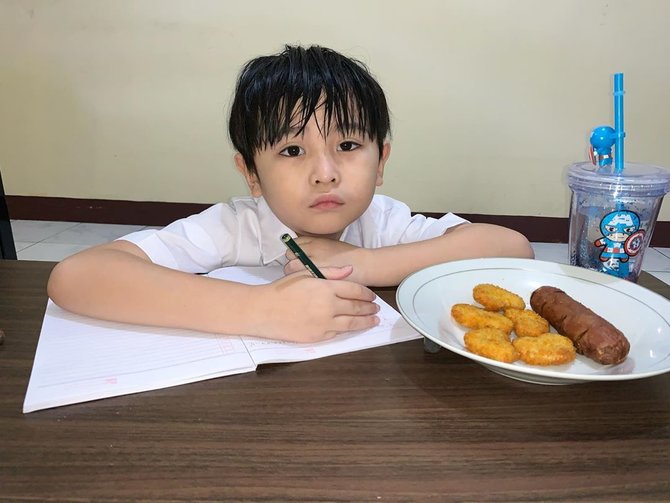 6 Potret Ivander Haykal Firdaus, Anak Daus Mini yang Makin Tampan dan ...