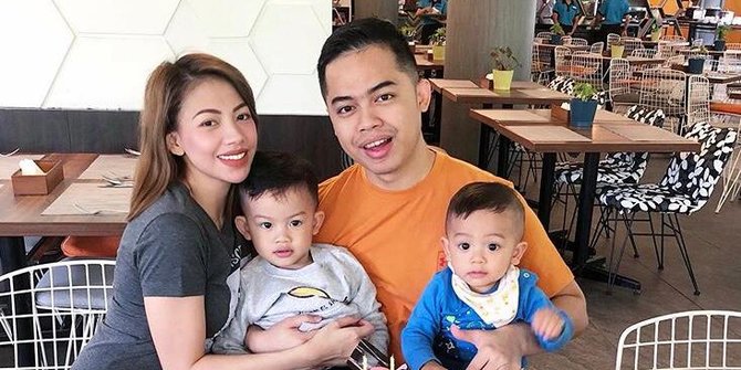 Hamil Anak Ke-3, Ini 6 Momen Kebersamaan Kezia Karamoy dan Keluarga | merdeka.com