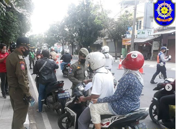 Satpol Pp Bandung Razia Masker Pelanggar Diberi Sanksi Untuk Menyanyikan Lagu Ini