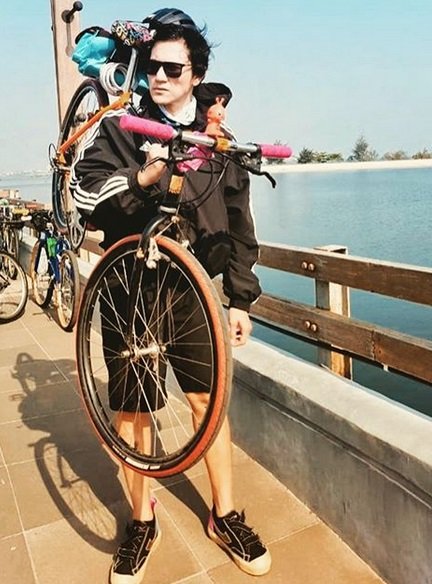 Potret Vino G Bastian Gendong Sepeda Buat Heboh, Kaum Hawa Sampai Ada ...