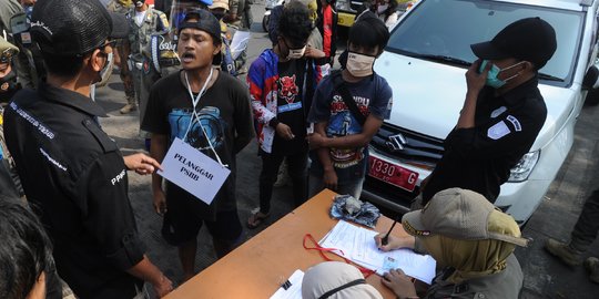 Tidak Pakai Masker, 21 Orang di Bogor Didenda Rp 100 Ribu dan Dihukum Menyapu Jalan | merdeka.com