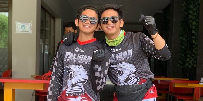 Selalu Kompak, Ini Potret Rizki dan Ridho D'Academy saat Naik Motor ...