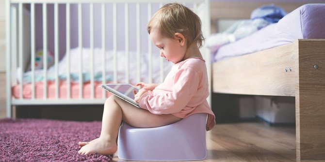 5 Cara Memulai dan Membiasakan Potty Training pada Anak | merdeka.com