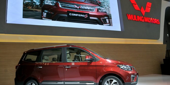 Eksploitasi Total Mobil Keluarga Wuling Confero S Type L | merdeka.com