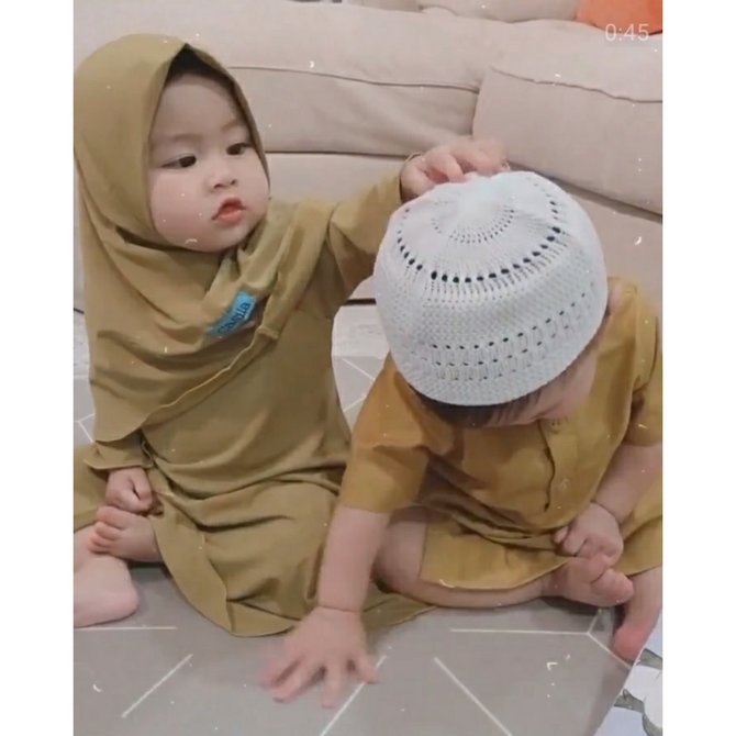 5 Potret Zayn Zunaira Anak Kembar Syahnaz Pakai Peci dan Hijab, Bikin ...