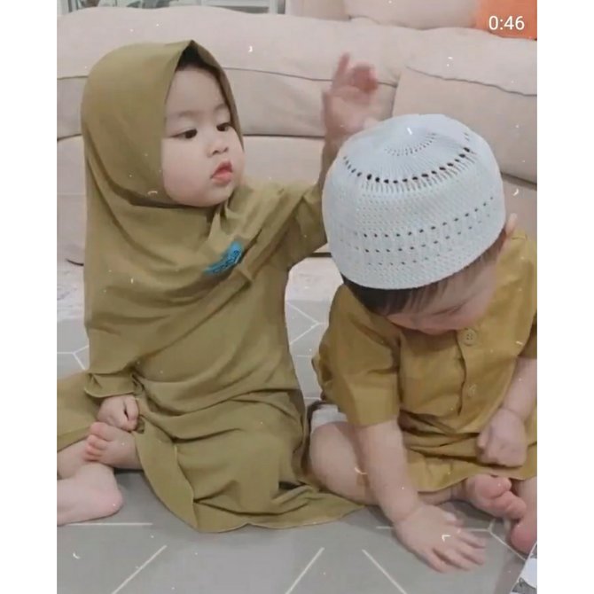 5 Potret Zayn Zunaira Anak Kembar Syahnaz Pakai Peci dan Hijab, Bikin ...