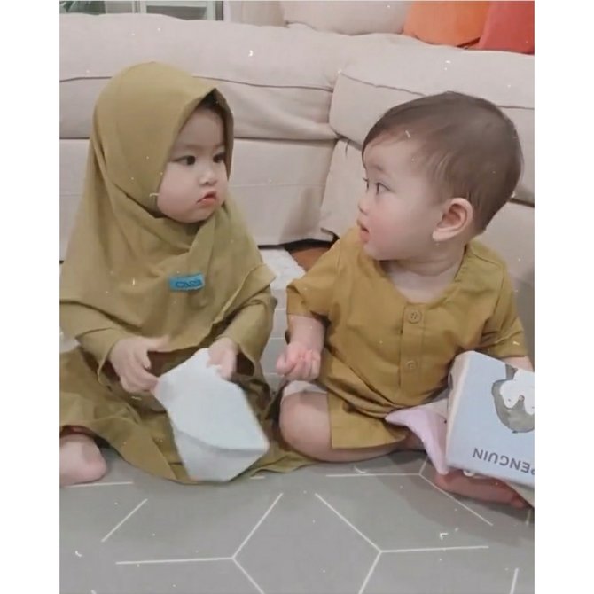 5 Potret Zayn Zunaira Anak Kembar Syahnaz Pakai Peci dan Hijab, Bikin ...