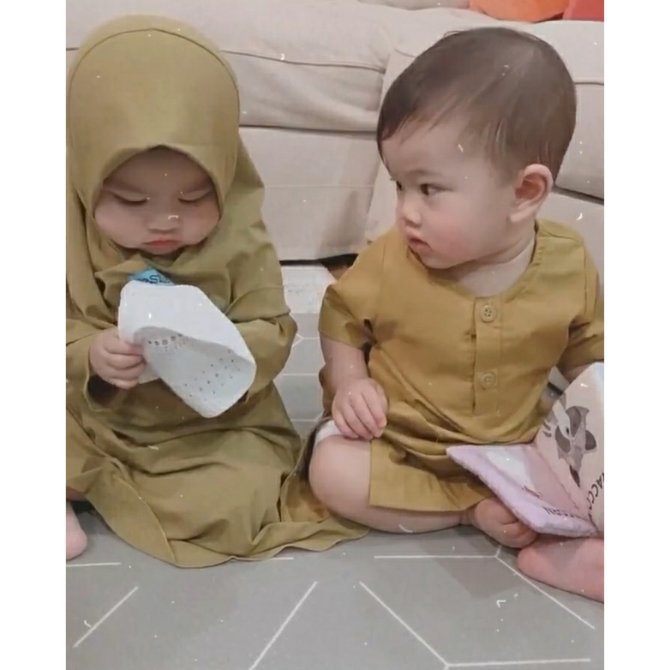 5 Potret Zayn Zunaira Anak Kembar Syahnaz Pakai Peci dan Hijab, Bikin ...