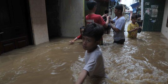 BPBD Sebut 56 RT dan 257 Warga Mengungsi Akibat Banjir Jakarta | merdeka.com
