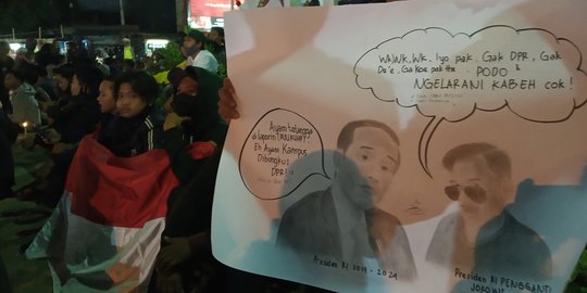 Tolak Omnibus Law, Mahasiswa di Jember Gelar Aksi Demo Malam Hari ... Tolak Omnibus Law, Mahasiswa di Jember Gelar Aksi Demo Malam Hari ...