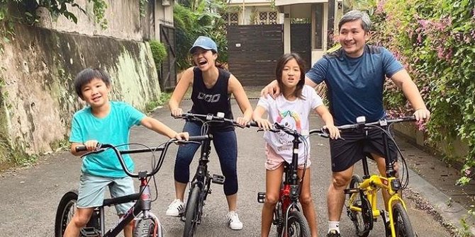4 Potret Kekompakan Keluarga Agatha Suci, Harmonis Banget | merdeka.com
