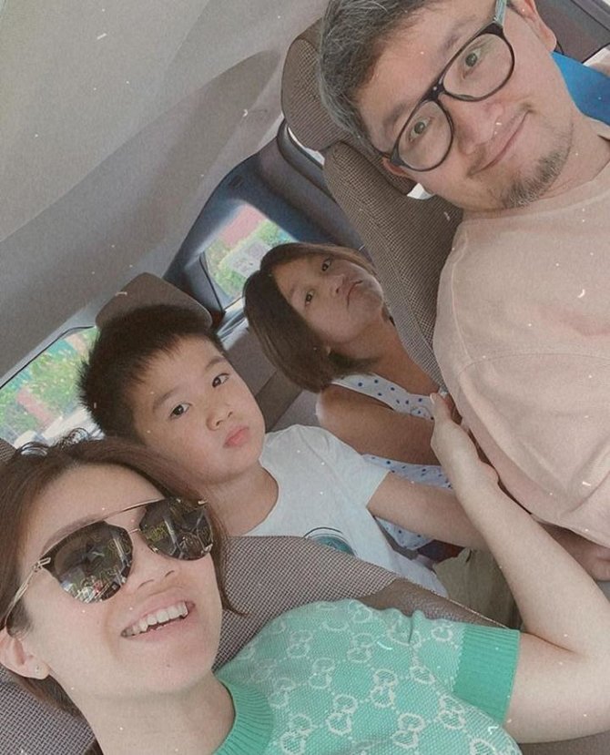 4 Potret Kekompakan Keluarga Agatha Suci, Harmonis Banget