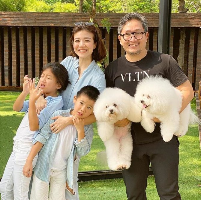 4 Potret Kekompakan Keluarga Agatha Suci, Harmonis Banget