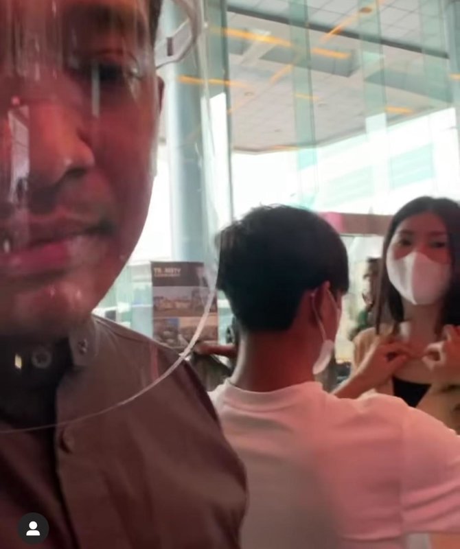 Betrand Peto Komplain Baju Sarwendah, Pegang Area Dada Tunjukan Batas Ketinggian | merdeka.com