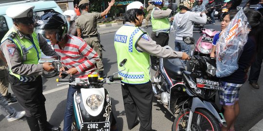 Hari Pertama Operasi Zebra, 3.577 Pengendara Ditilang | merdeka.com Hari Pertama Operasi Zebra, 3.577 Pengendara Ditilang | merdeka.com