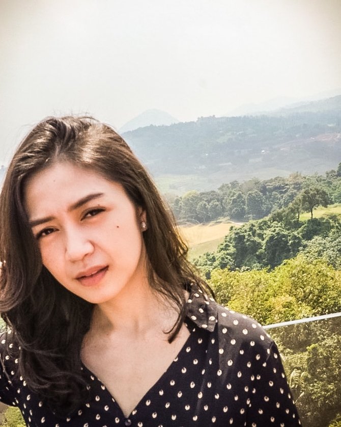 Jarang Terekspos, Ini 5 Potret Tyara Renata Istri Surya Insomnia yang ...