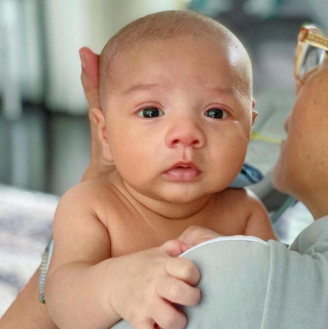 Dijuluki 'Baby Terganteng', Ini Potret Terbaru Air Rumi Anak Irish ...