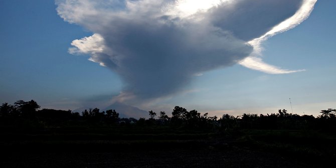CEK FAKTA: Hoaks Video Letusan Gunung Merapi yang Beredar di WhatsApp ...