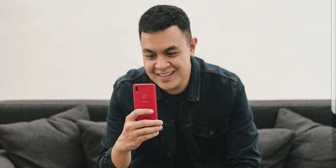 Lirik Lagu Sepatu - Tulus | merdeka.com
