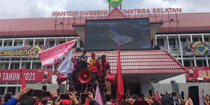 UMP Tak Naik, Buruh Demo di Depan Kantor Gubernur Sumsel | merdeka.com UMP Tak Naik, Buruh Demo di Depan Kantor Gubernur Sumsel | merdeka.com