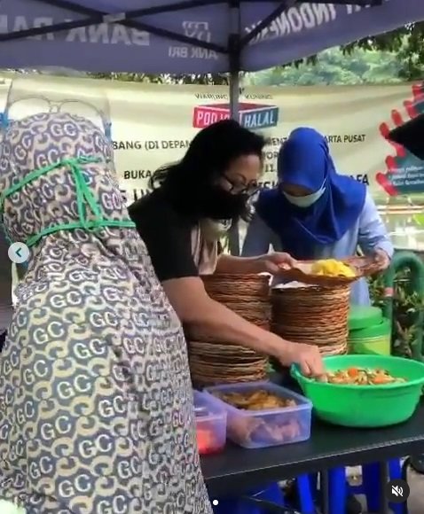 Potret Istri Bos Jalan Tol Jusuf Hamka jadi Pelayan Nasi Kuning Gratis, Sigap Banget
