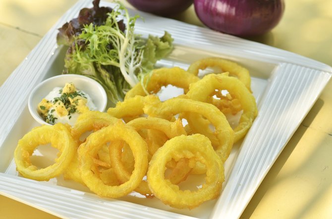 7 Cara Membuat Onion Ring yang Crispy, Gurih, dan Ala Restoran Mewah ...