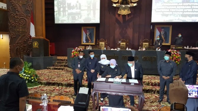 APBD Jatim 2021 Disahkan Rp32,8 Triliun, Paling Besar untuk Sektor Ini ... APBD Jatim 2021 Disahkan Rp32,8 Triliun, Paling Besar untuk Sektor Ini ...