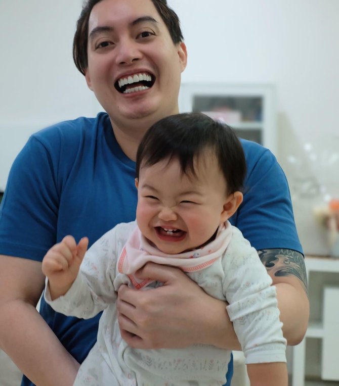 Jarang Muncul di Layar Kaca, Simak 4 Potret Terbaru Edric Tjandra ...