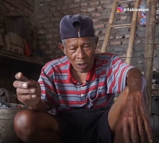 Kisah Mbah Badri, Jual Tangga Bambu Demi Wujudkan Mimpi Beribadah ke ...