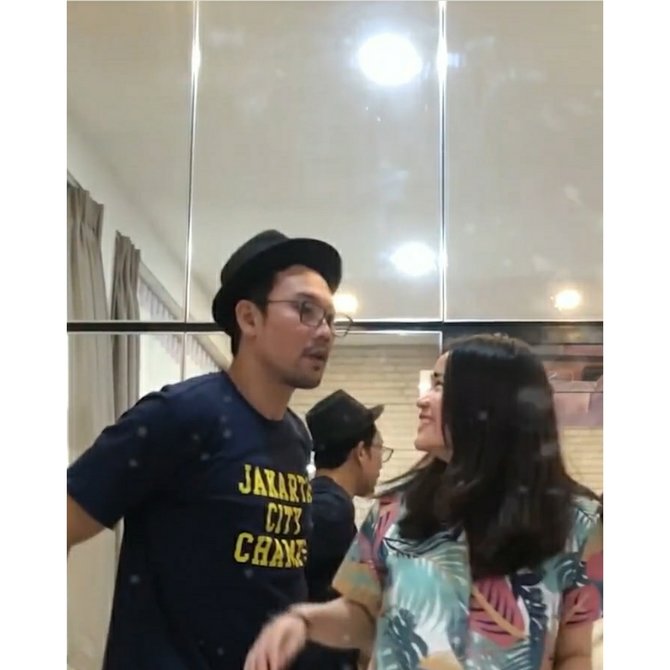 So Sweet! Potret Mesra Denny Sumargo Main Basket Bareng Istri, Bikin Baper Netizen Halaman 4 ...