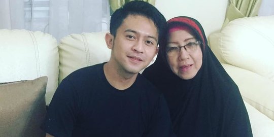 Jarang Terekspos, Intip 5 Potret Terbaru Frans Rizky Aditya Vokalis The ...