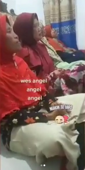 Sempat Dikira Pengajian, Emak-Emak Ini Ternyata Kumpul Nonton Sinetron ... Sempat Dikira Pengajian, Emak-Emak Ini Ternyata Kumpul Nonton Sinetron ...
