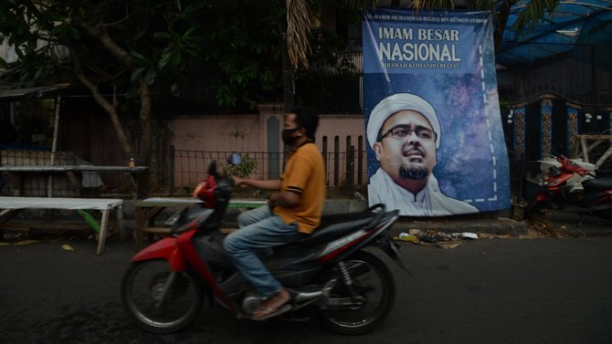 Polisi dan TNI Datangi Markas FPI di Petamburan, Baliho Besar ...