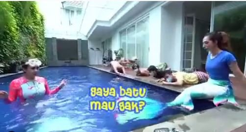 Temani Nagita Slavina Belajar Renang, Begini Reaksi Dimas Ahmad Sampai Dibentak | merdeka.com