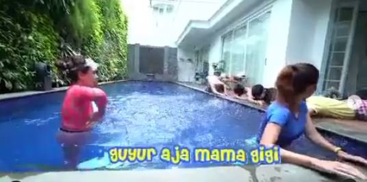 Temani Nagita Slavina Belajar Renang, Begini Reaksi Dimas Ahmad Sampai Dibentak | merdeka.com