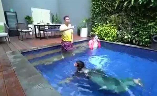 Temani Nagita Slavina Belajar Renang, Begini Reaksi Dimas Ahmad Sampai Dibentak | merdeka.com