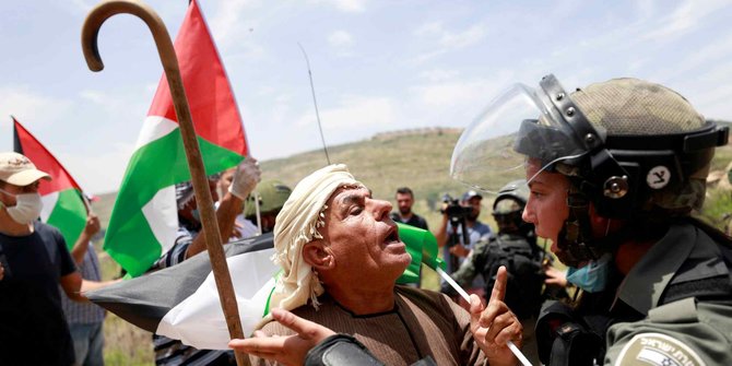 Lirik Lagu We Will Not Go Down (Song For Gaza) - Michael Heart ...