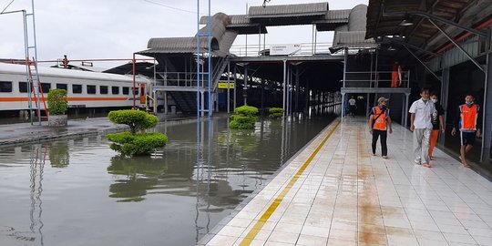Longsor Akibat Hujan Deras di Semarang, Dua Orang Tewas | merdeka.com Longsor Akibat Hujan Deras di Semarang, Dua Orang Tewas | merdeka.com