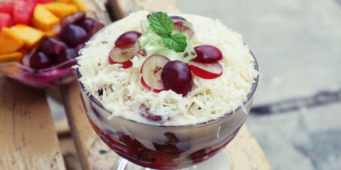 7 Cara Buat Salad Buah Segar Aneka Isian, Enak dan Enggak Ribet ...