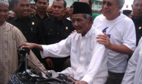 Kisah Hidup Mbah Liem, Kiai Nyentrik yang Suka Memakai Seragam Tentara ...