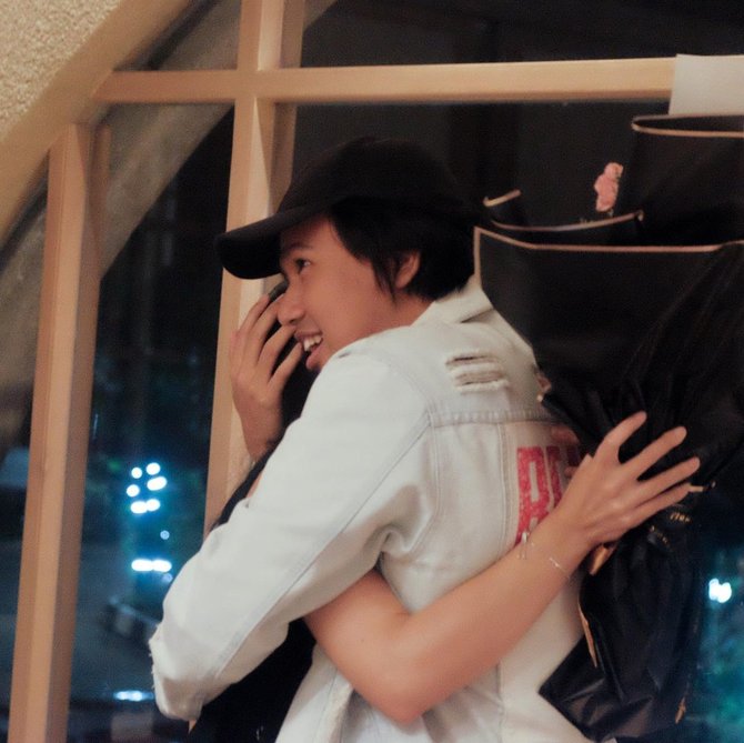 Penuh Kebahagiaan, Intip Momen Joshua Suherman Lamar Clairine Clay ...